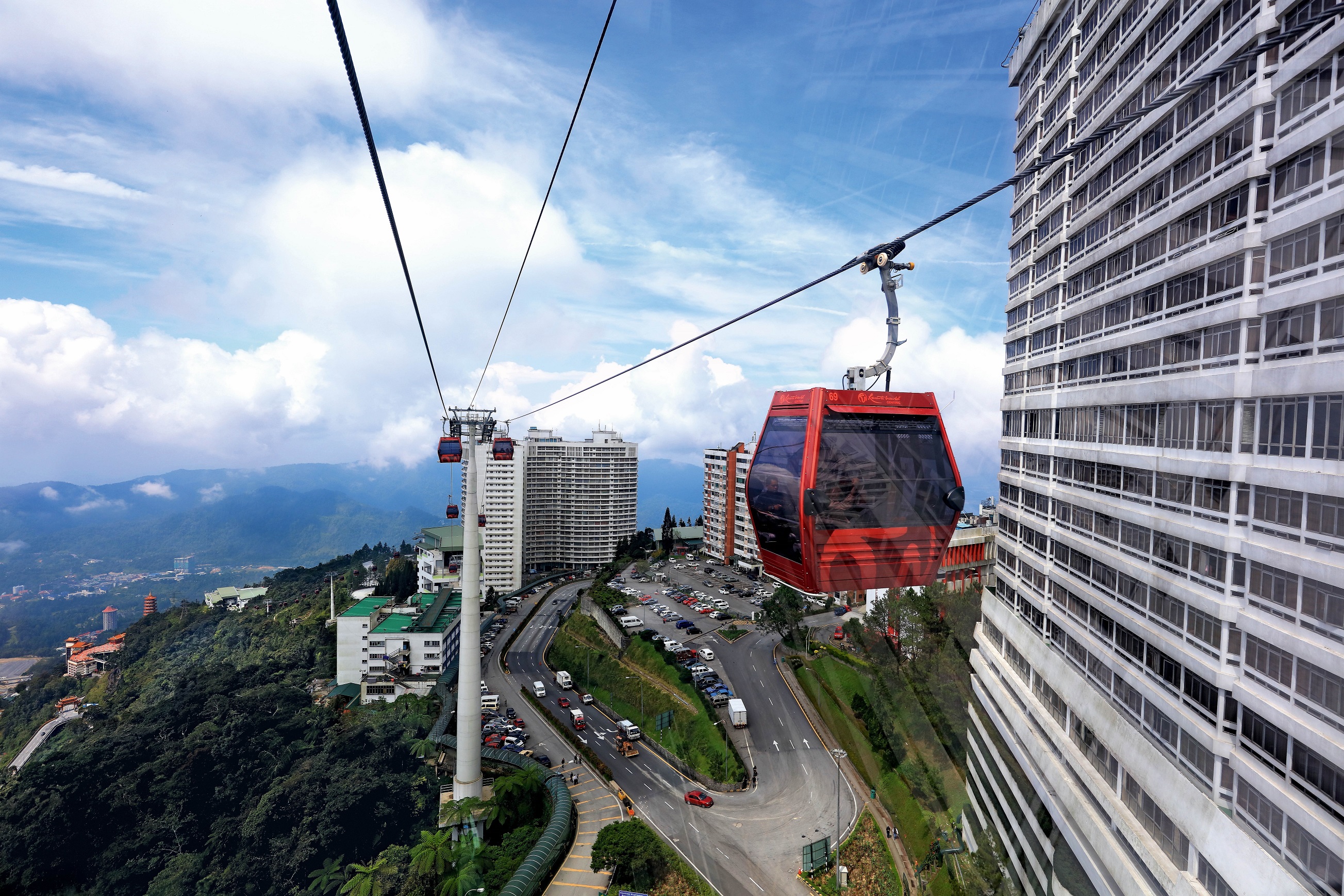 Let LEITNER ropeways take you to the world's largest hotel
